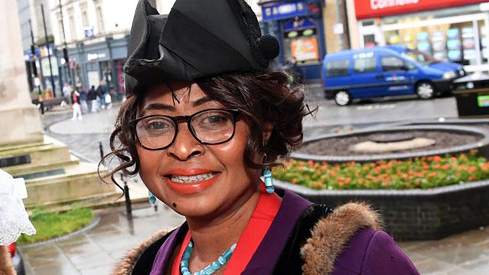 Luton mayor formally appointed in first ever virtual ceremony - BBC News