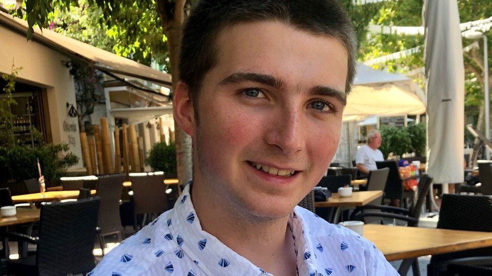 Diflannodd iaith fy mab dros nos - BBC Cymru Fyw