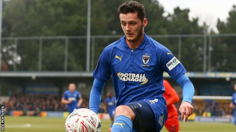 Tyler Garratt: Wrexham sign Stockport County defender on loan - BBC Sport