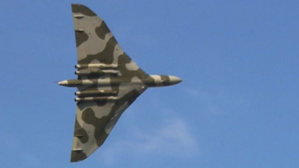 Last Vulcan bomber final flight over Doncaster airport - BBC News