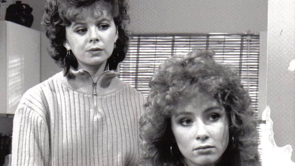 Taith yr actores Rhian Morgan i fod yn offeiriad yn yr eglwys - BBC ...