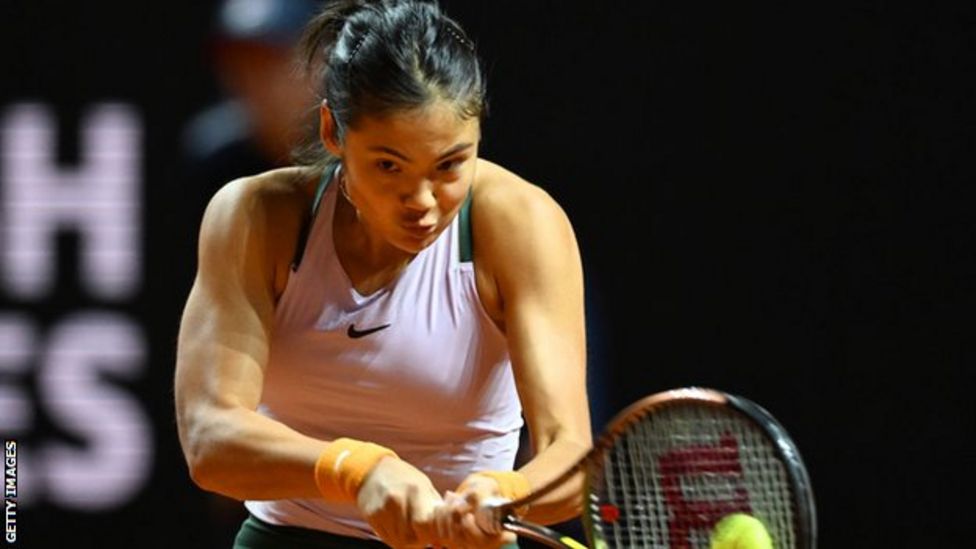 Stuttgart Open: Iga Swiatek beats Emma Raducanu to maintain winning run - BBC Sport