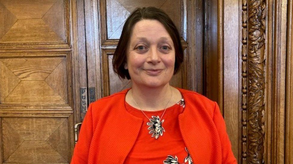 Pryder bod cymaint o swyddi gwaith cymdeithasol yn wag - BBC Cymru Fyw