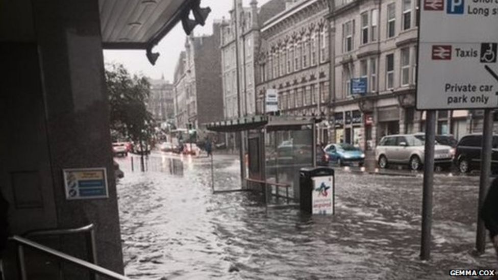 Torrential rain causes flooding in Aberdeen - BBC News