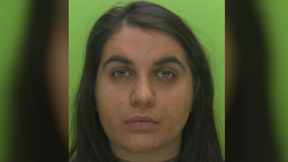 Nottinghamshire prison worker passed drugs to inmates - BBC News