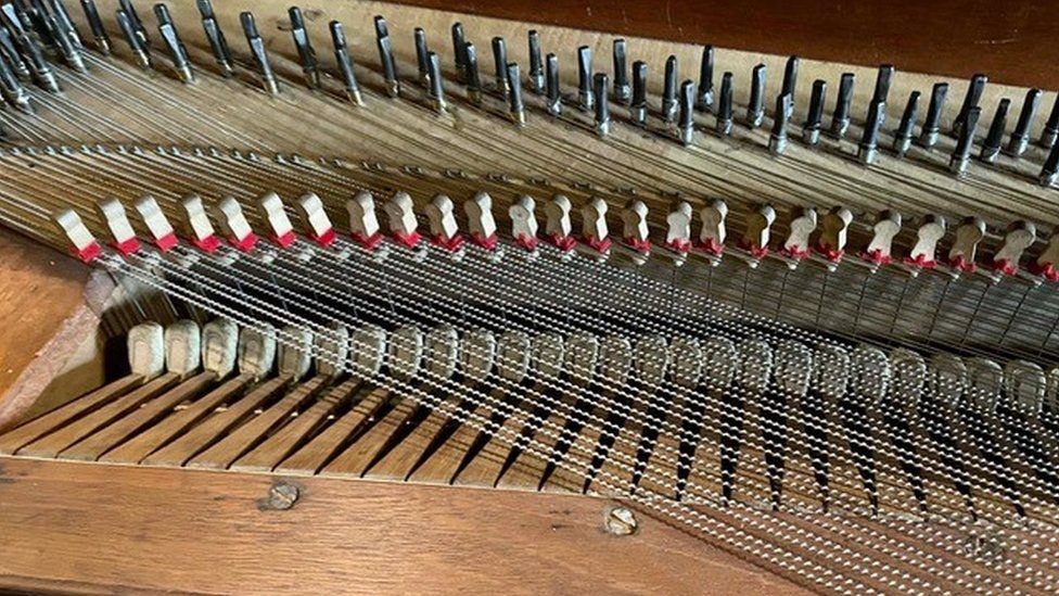 Somerset Pianist records album on historic square piano - BBC News