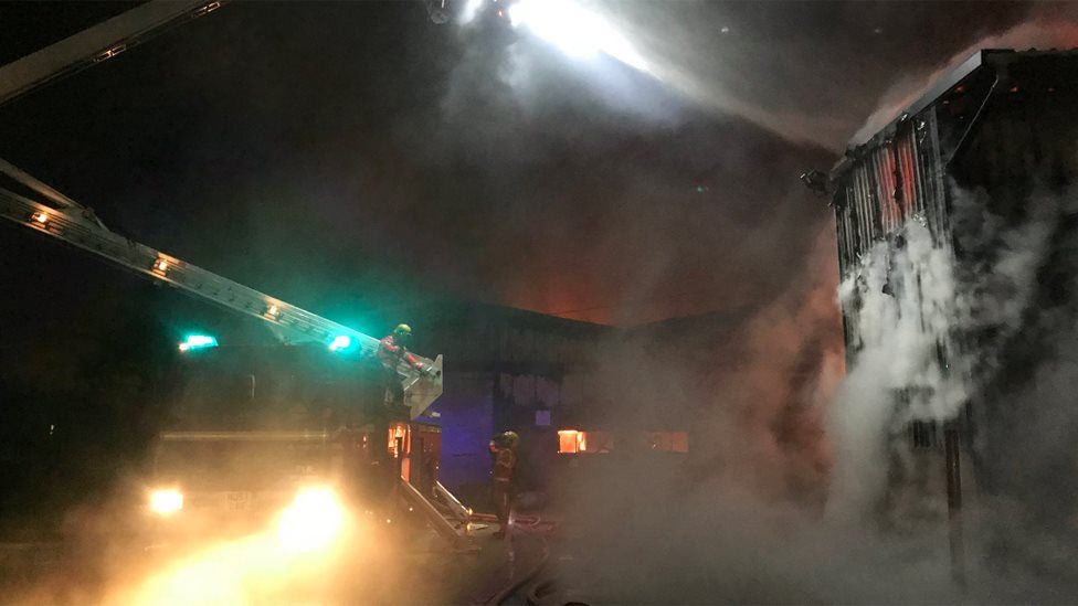 Rochdale fire: Homes evacuated after industrial unit blaze - BBC News