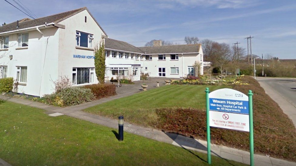 Nurse shortage leads Wareham Hospital to close all beds - BBC News
