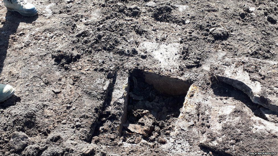 Bronze age burial uncovered at Orkney sub station site - BBC News