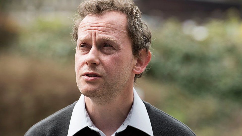 Gareth Bennett eisiau bod yn arweinydd newydd UKIP - BBC Cymru Fyw