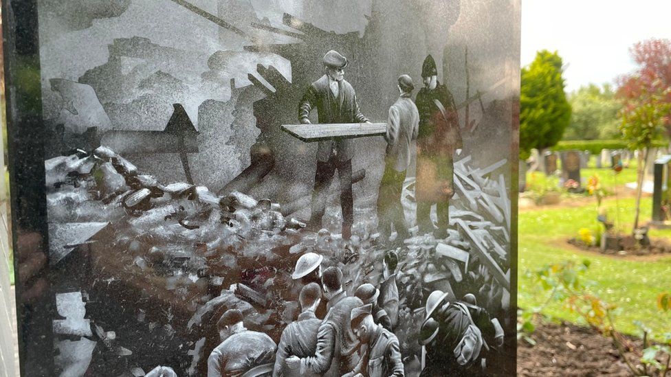 Hull Blitz memorial unveiled remembering those killed - BBC News