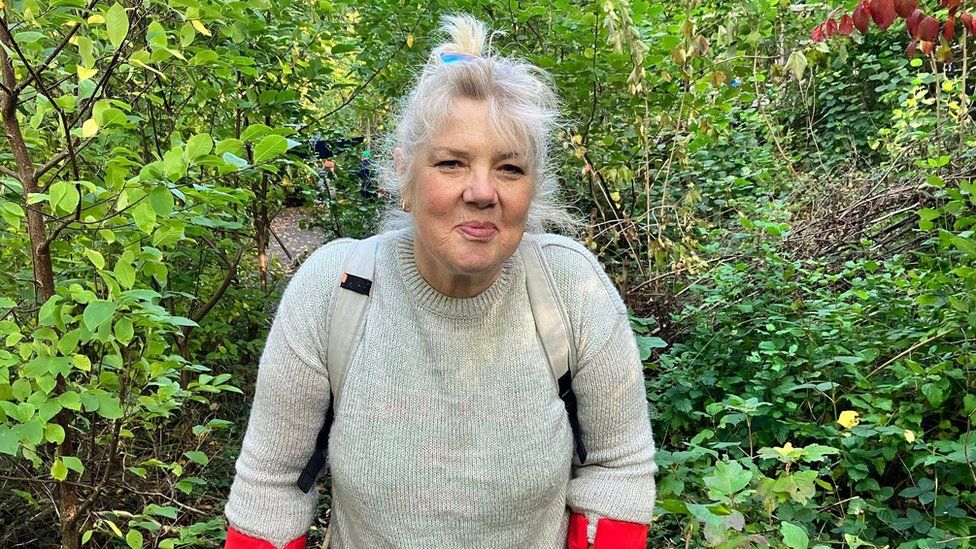 Stroud: Woodland opens for children and community - BBC News