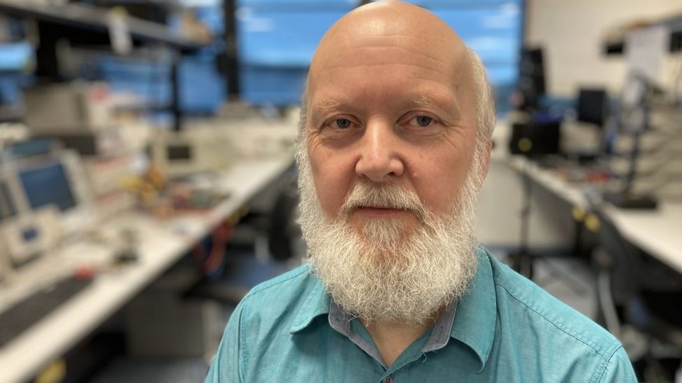 Harwell scientists design Moon 'water-sniffing' tool - BBC News