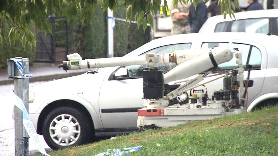 Bomb squad called in after device found in Dundee home - BBC News