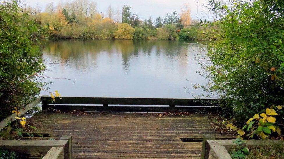 Oxford: E. coli warning to wild swimmers after flooding - BBC News