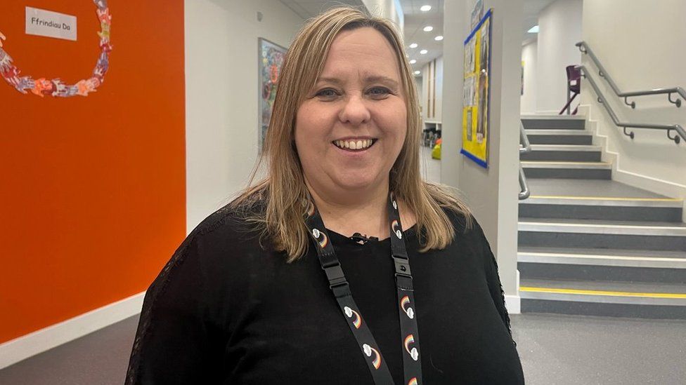 Disgyblion Ysgol Hafod Lon 'mor falch i fod yma' - BBC Cymru Fyw