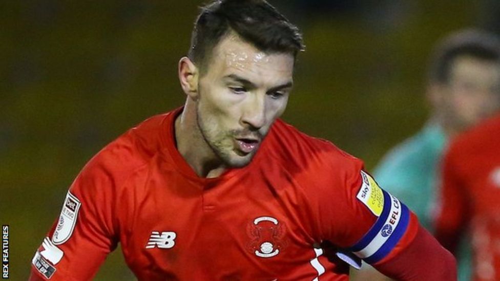 Craig Clay: Leyton Orient midfielder signs new two-year deal - BBC Sport