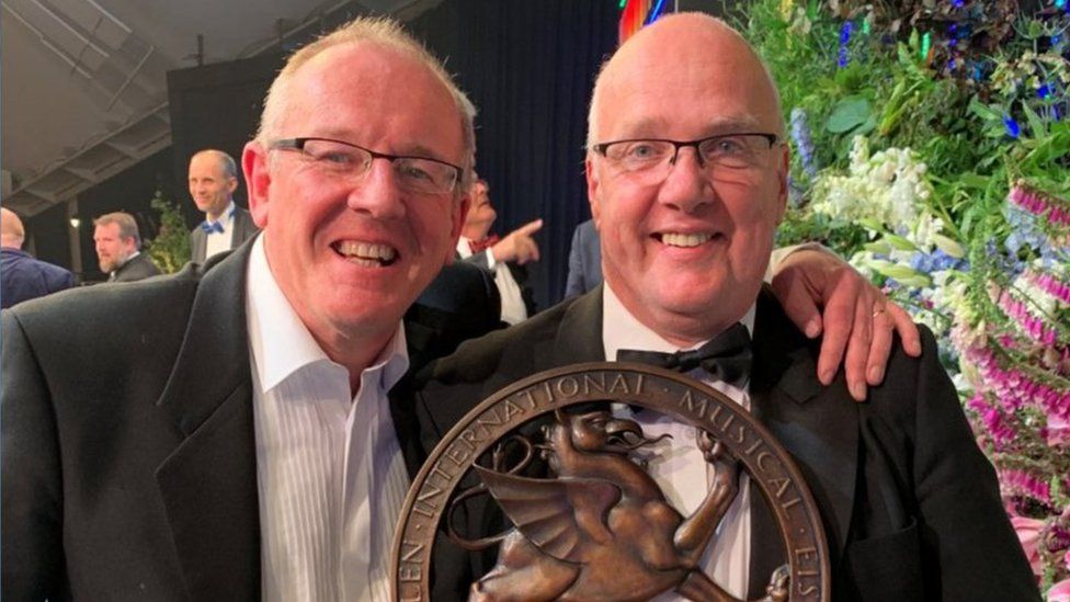 Côr o Gymru ydy Côr y Byd Eisteddfod Llangollen - BBC Cymru Fyw