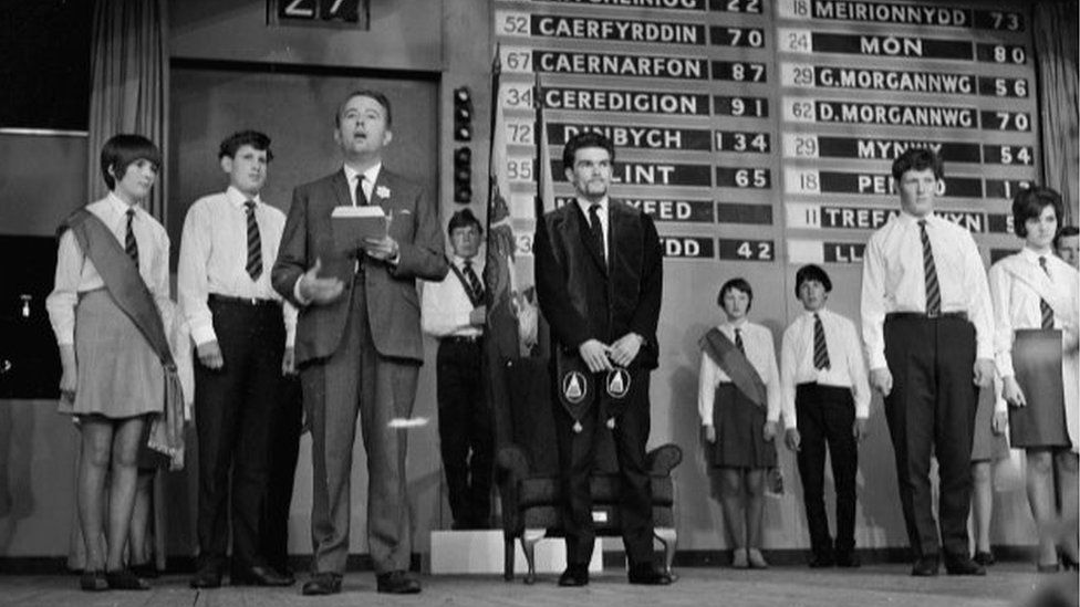 Y bardd John Hywyn wedi marw yn 76 oed - BBC Cymru Fyw