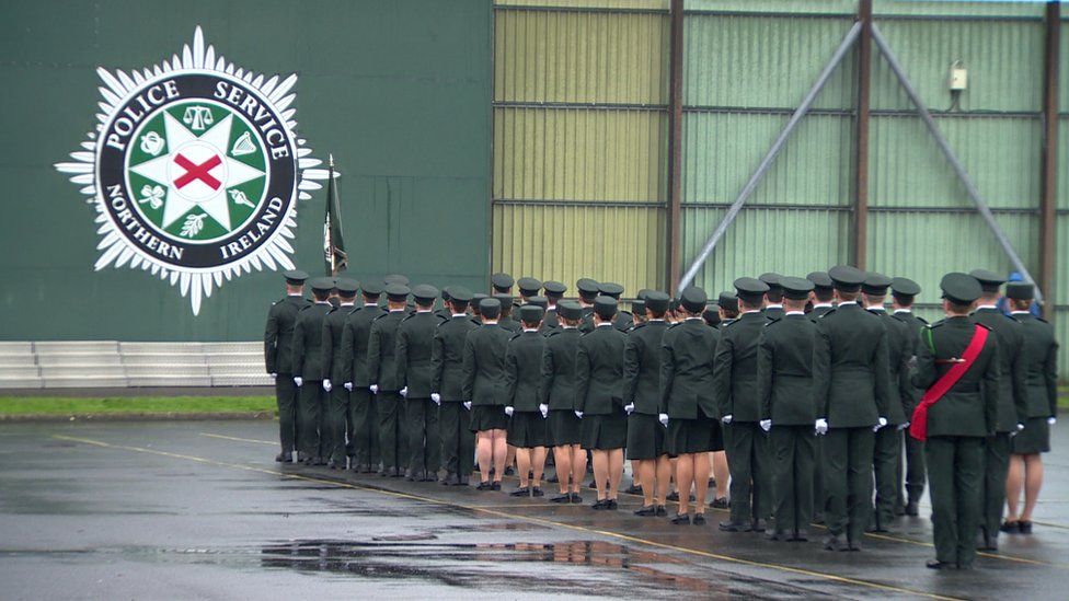 Just 450 PSNI officers have received up-to-date vetting - BBC News
