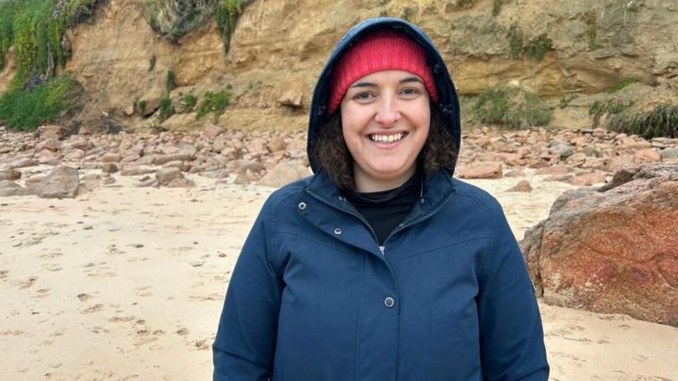 Geological training for Jersey tour guides in Geopark bid - BBC News