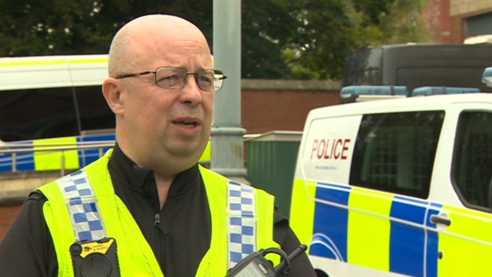 Cynnydd mewn ymosodiadau poeri neu beswch ar staff 999 - BBC Cymru Fyw