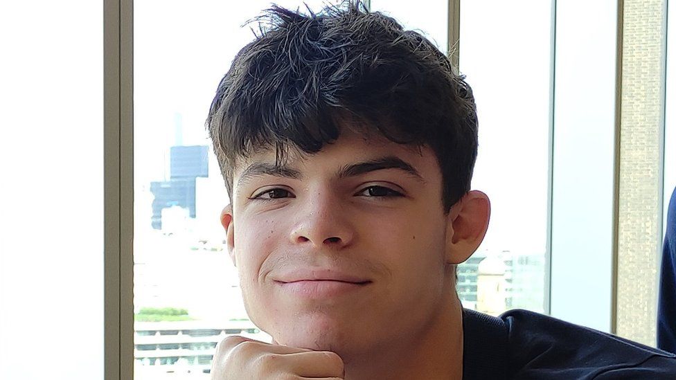 Ryan Jones: Man, 18, who died in crash named by police - BBC News