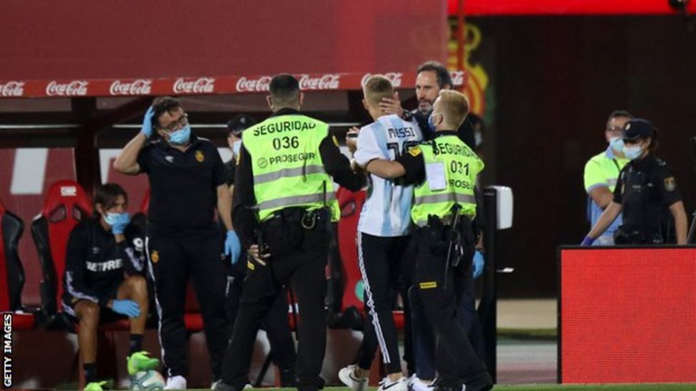 Lionel Messi: Pitch invader who tried to get selfie with star committed ...