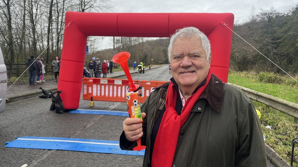 Max Boyce starts Boxing Day race saved by locals - BBC News