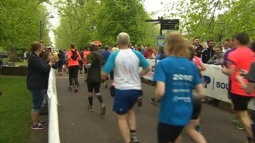 Southampton hosts first full marathon for three decades - BBC News