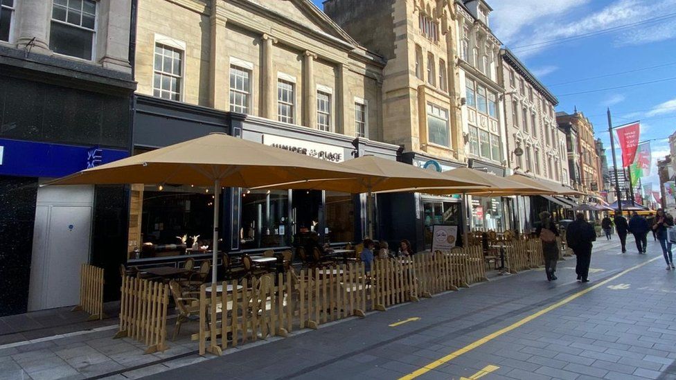 Covid: How are pubs in Wales preparing for winter? - BBC News