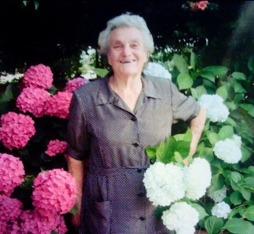 Traddodiad teuluol yn ysbrydoli cynnyrch croen newydd - BBC Cymru Fyw