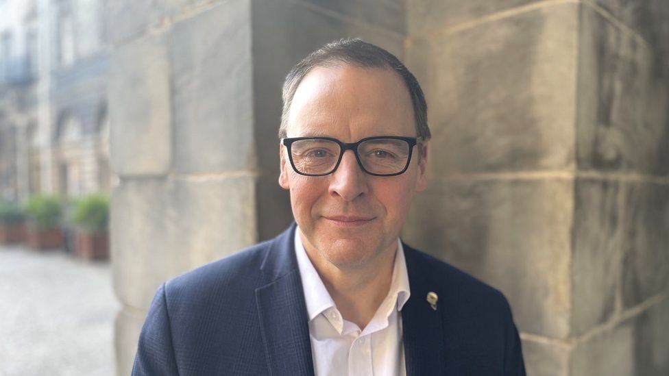 Pavement parking banned in Edinburgh from January - BBC News