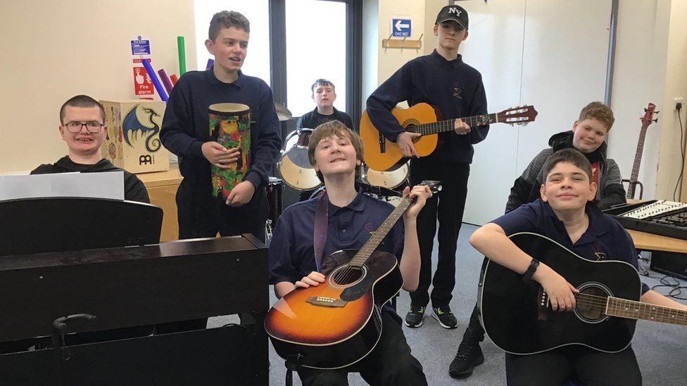 Disgyblion Ysgol Hafod Lon 'mor falch i fod yma' - BBC Cymru Fyw