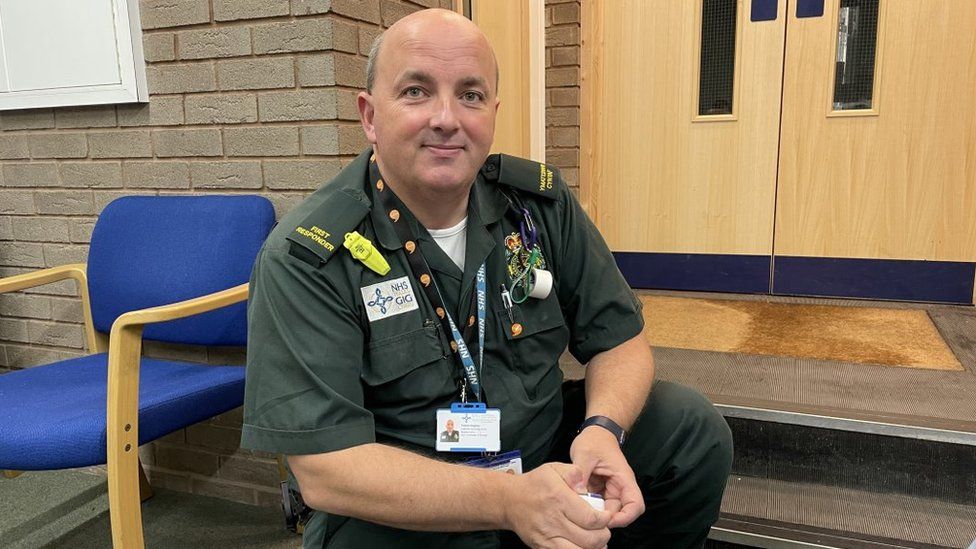 Galw am fwy o ymatebwyr cyntaf ar gyfer cymunedau gwledig - BBC Cymru Fyw