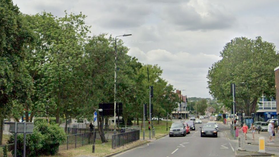 Pitsea: Teenage motorcyclist dies in single-vehicle crash - BBC News