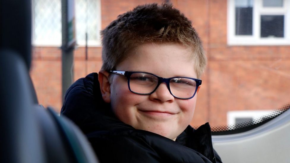 'It's a stereotype that only men can drive buses' - BBC News