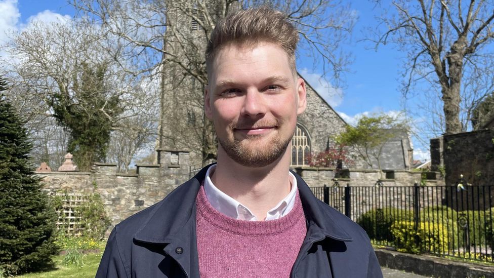 Galwadau i adfer hen neuadd tref Cydweli sydd ar werth - BBC Cymru Fyw