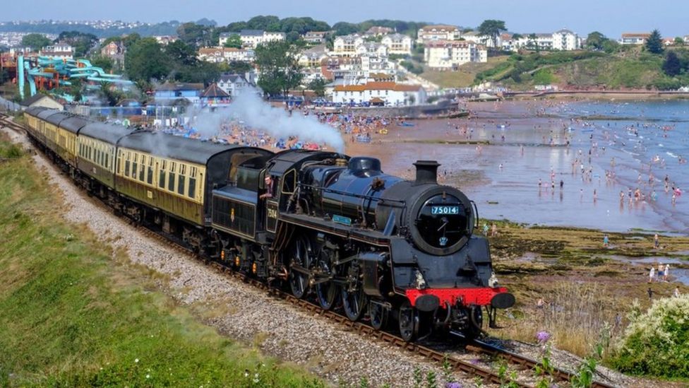 Fire near South Devon steam railway embankment - BBC News