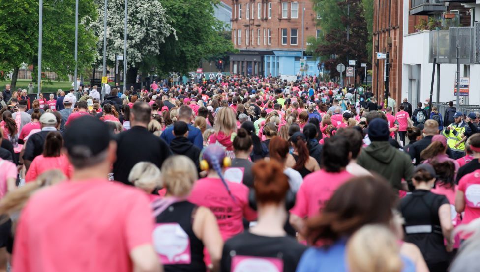 Race For Life runners are in the pink - BBC News