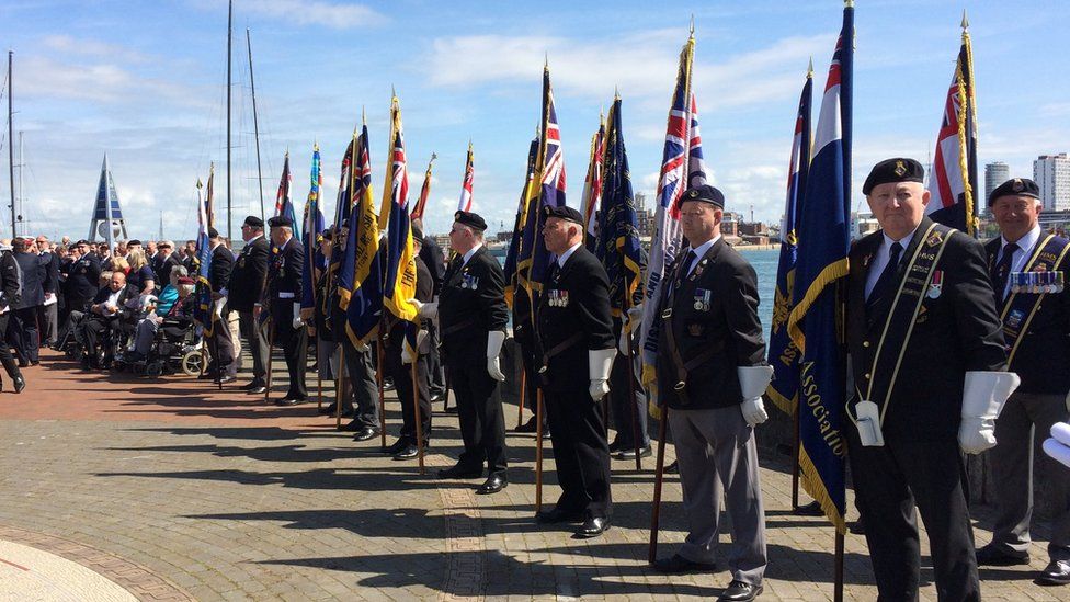 Falklands veterans mark 35th anniversary in Gosport - BBC News