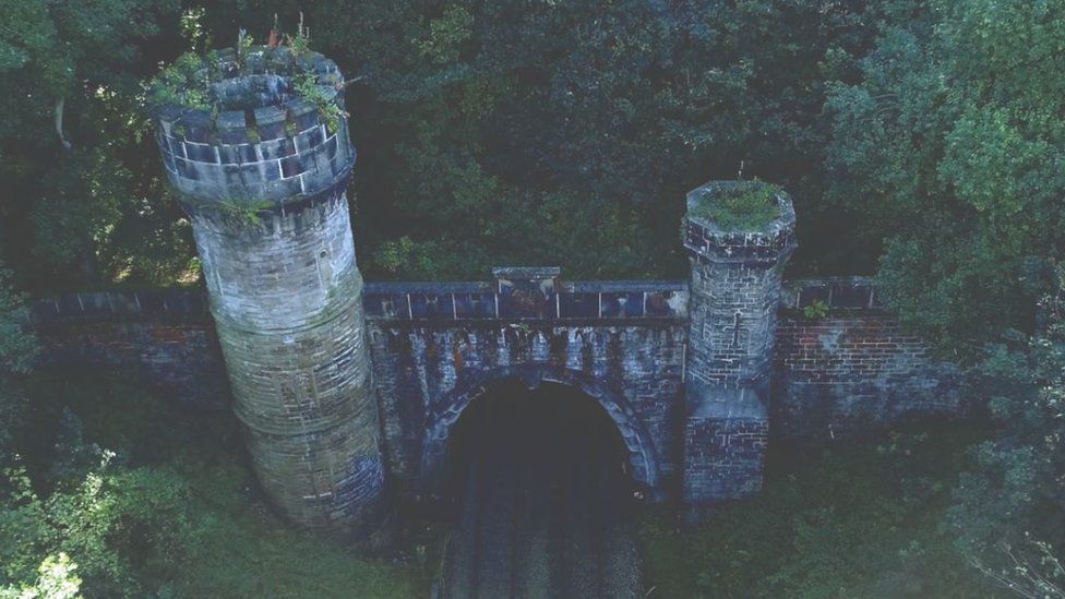 Otley remembers railway navvies at monument to their work - BBC News