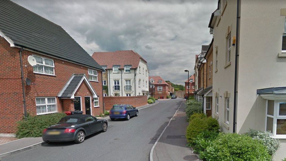 Slough murder arrests after teen found stabbed in street - BBC News