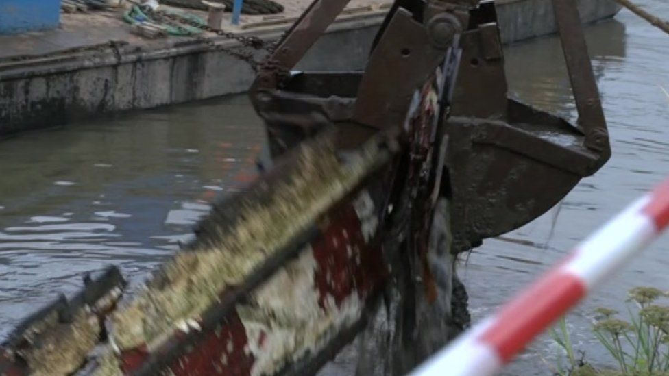 Abandoned boats pulled from River Hull - BBC News