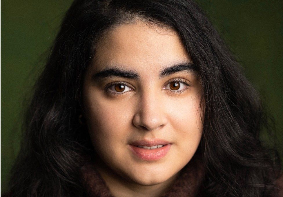 Pum munud gyda'r actores Nia Gandhi - BBC Cymru Fyw