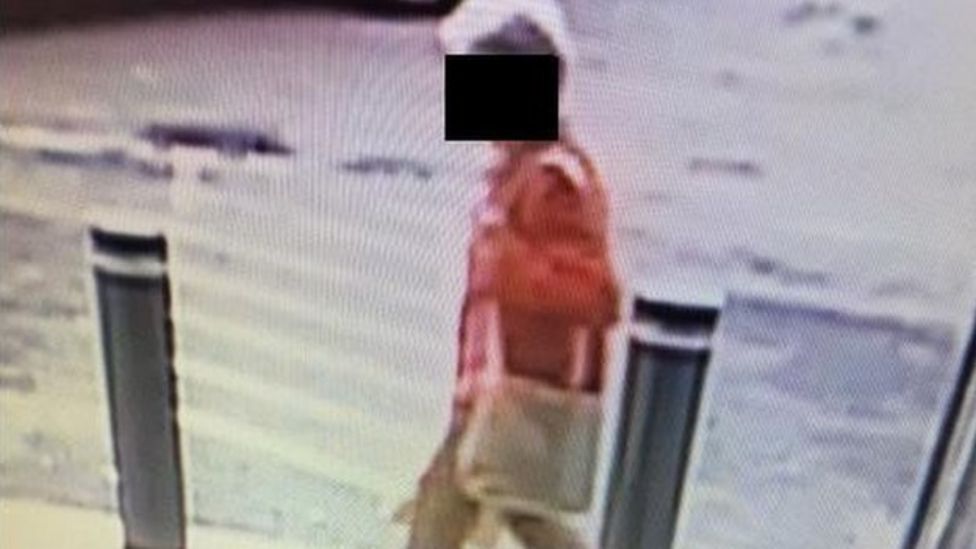 Handbag image released in Galashiels robbery probe - BBC News