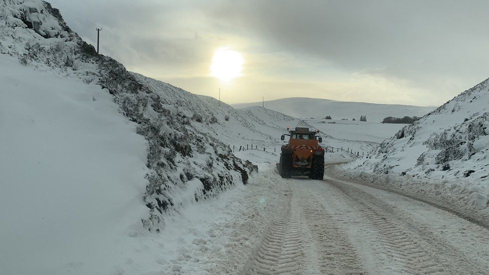 Mountain team rescues drivers stranded in snow near Durisdeer - BBC News