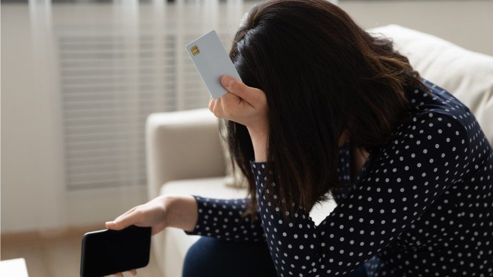 Royal Mail scam: Fake text led to drama student being defrauded - BBC News