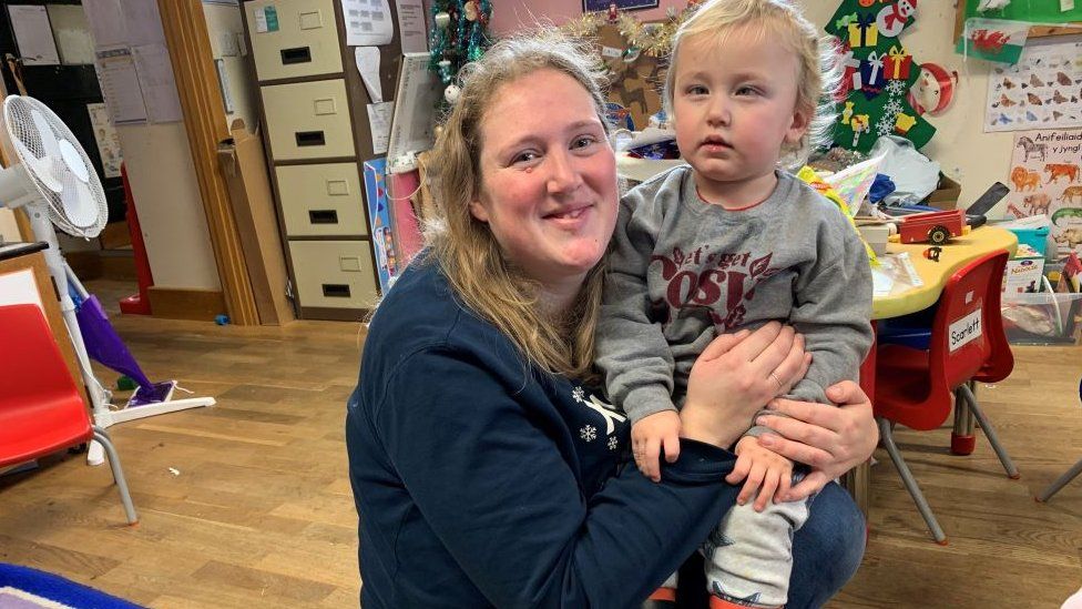 Addasu hen adeiladau ger Crymych ar gyfer y gymuned - BBC Cymru Fyw