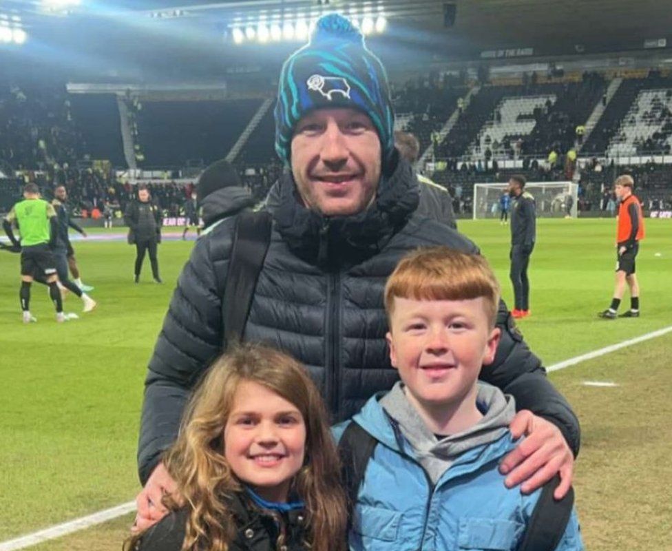 Derby County fan spends 18 hours getting back tattoo - BBC News